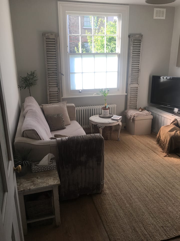 Otter Cottage -A Blissful Cottage Escape In London - Bromley