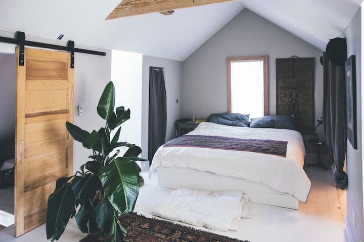 Beautiful City Farmhouse Arts Loft - Bethesda, MD
