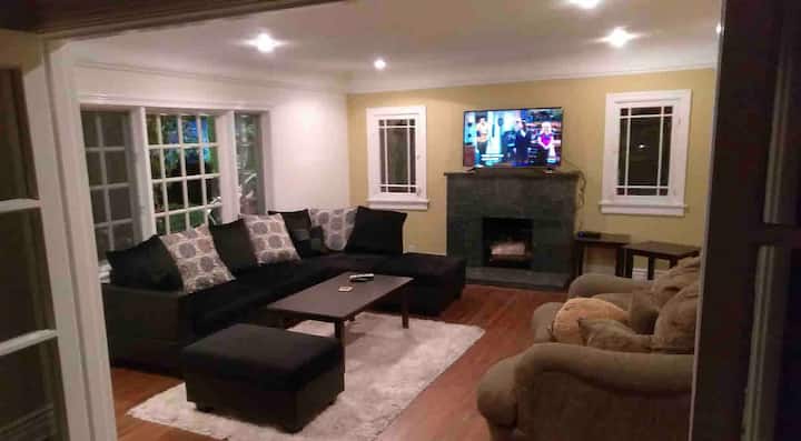 Best Location 3 Bedroom 2 Bath Home 5 Beds Parking - Hollywood, CA