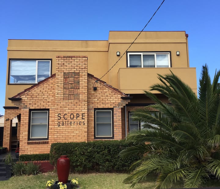 Art Deco Retreat - Prime Location + Breakfast - Warrnambool