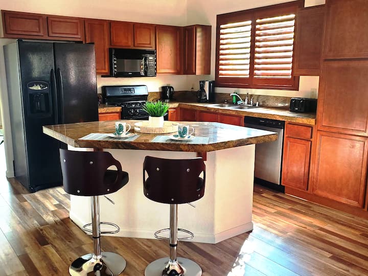 Extended Stay Cute Newly Renovated Cottage - Reno