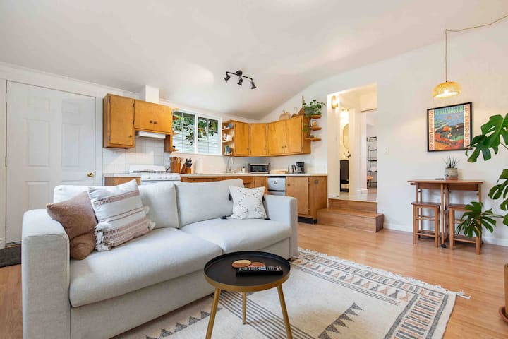 Northend Cottage-private, Parking, Wifi, Koi Pond - State of Washington