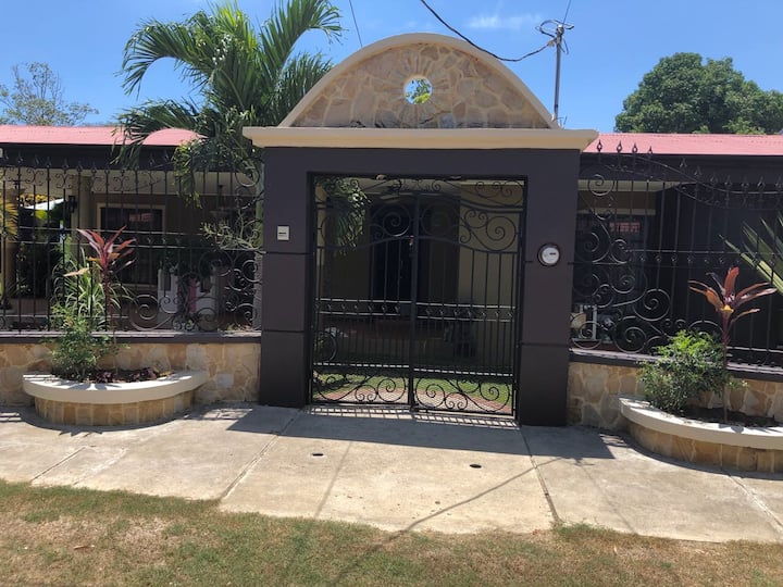 Casa De Campo Cerca De La Playa - Palmar Norte