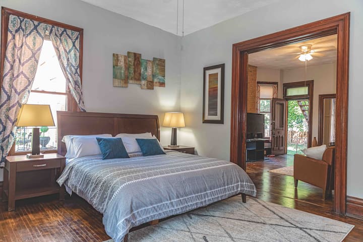 Charming Short North Flat~king Bed & Parking - Columbus, OH