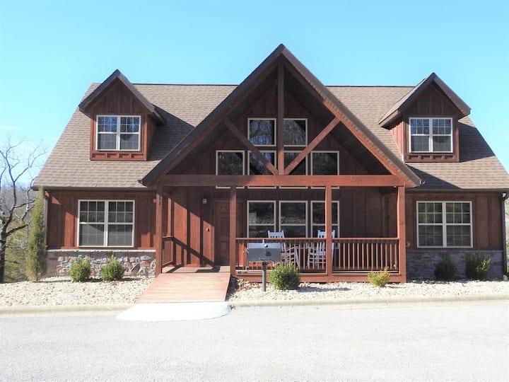 Chalet Full Of Laughter And Fun - Branson, MO