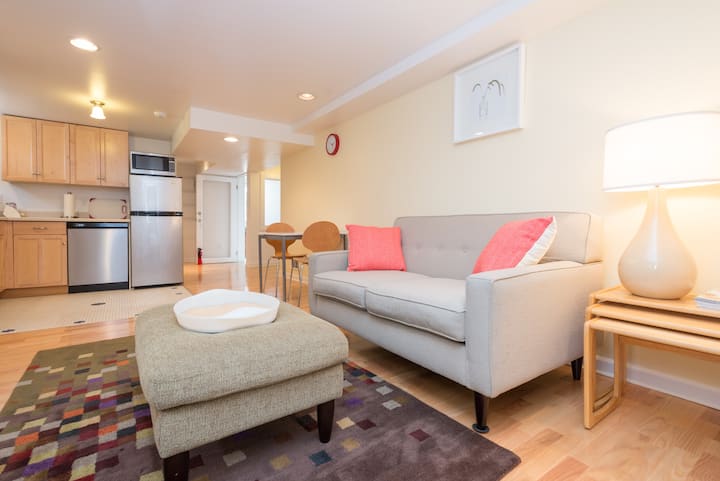 Woodland Park 2-bedroom Suite - Seattle, WA