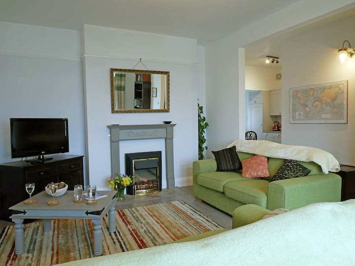 Sea Esta At The Whitehouse
Estuary Views & Parking - Shaldon