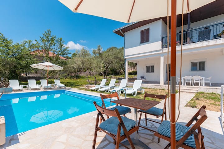 Villa With Pool - Lepetić D&lj&r
Ratiševina - Montenegro