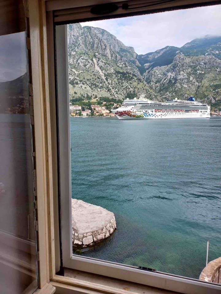 5 Meters From Sea - Two Bedroom Apartment - Kotor
