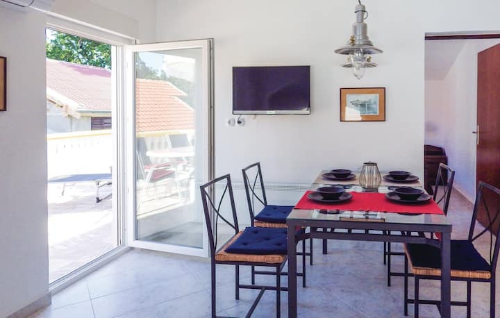 Apartment Petrović 2 4+2 - Karlobag