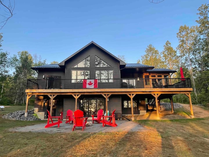 Family Lake Retreat W/ Hot Tub, Game Room - Barry's Bay