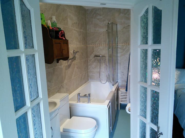 The Deck Room - En Suite, Door Opens Onto Garden. - Warwickshire