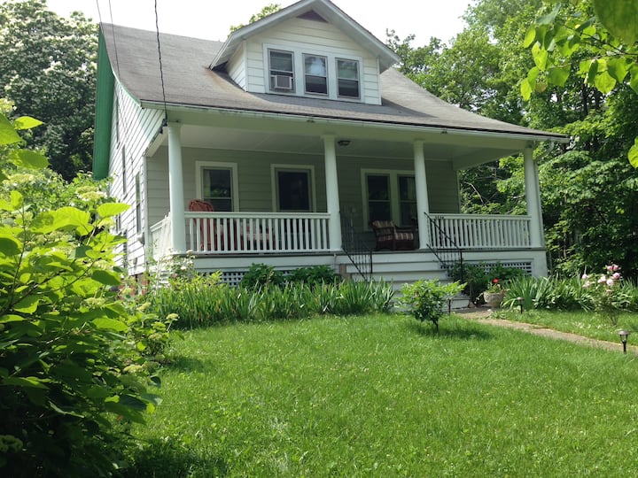 Cozy Mid-century Modern Cottage - The Iris House - Saugerties, NY