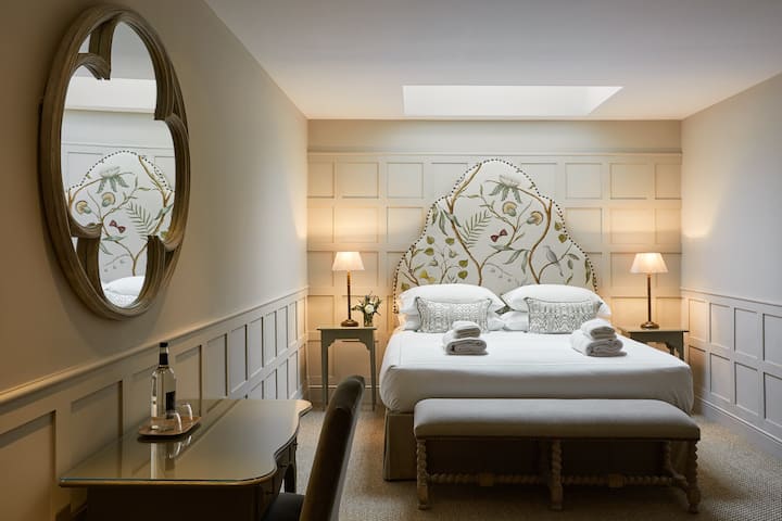 Luxuary Southrop Stay | Boutique Cotswold Base - Burford, UK