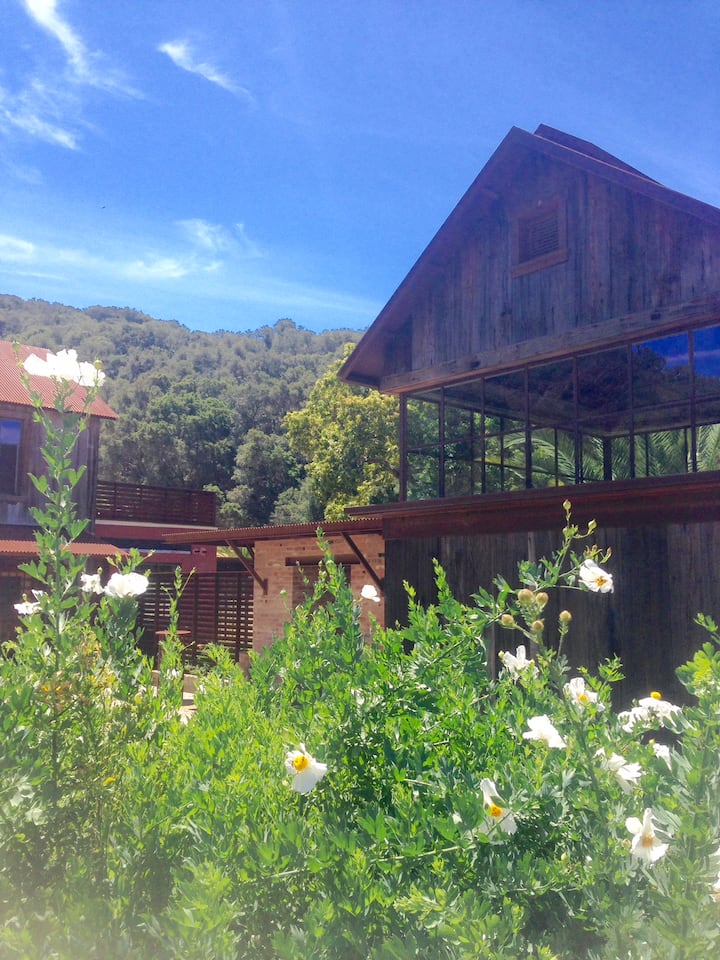 Mezzanine Loft...near The Extremely Cool Outhouse - Montana