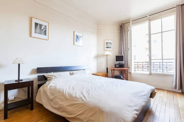 Spacious And Bright Room In A Warm Environment - París