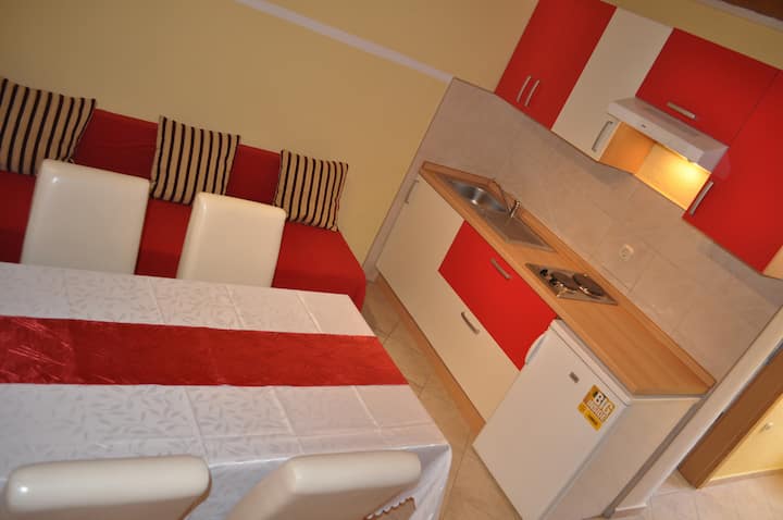 Red Apartment With Balcony - Vis