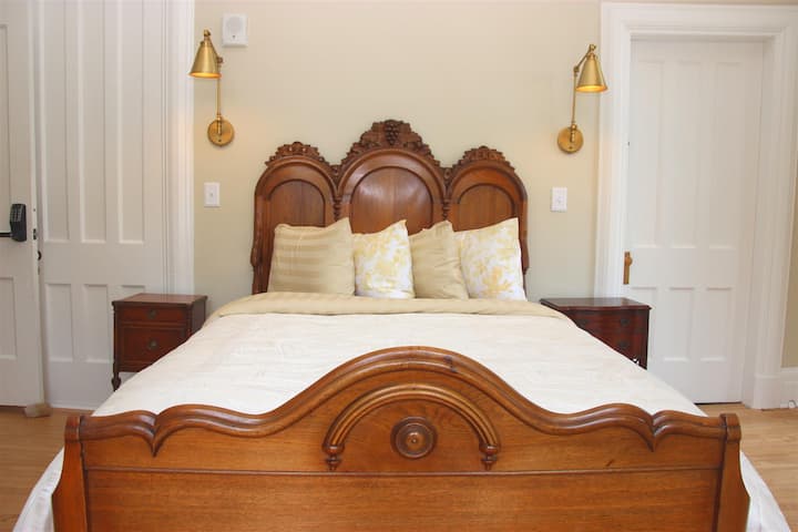 Governor's Mansion Inn - Premium Queen - Madison