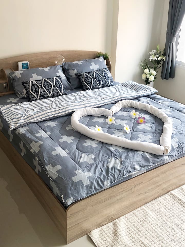 *Modern Comfy Quiet Room King Bed & Balcony* - Patong Beach