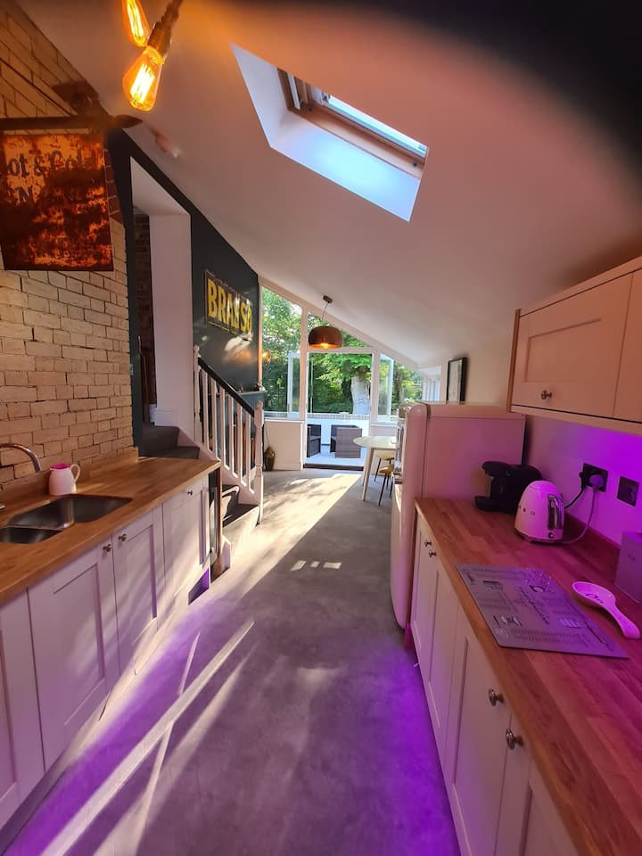Brooklyn Boutique Free Off Road Parking - Norwich Airport (NWI)