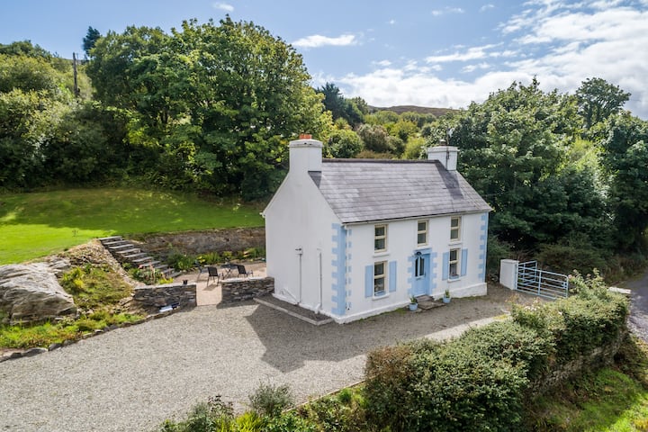 Seaside Cottage With Mountain Views & Waterfall - Cork