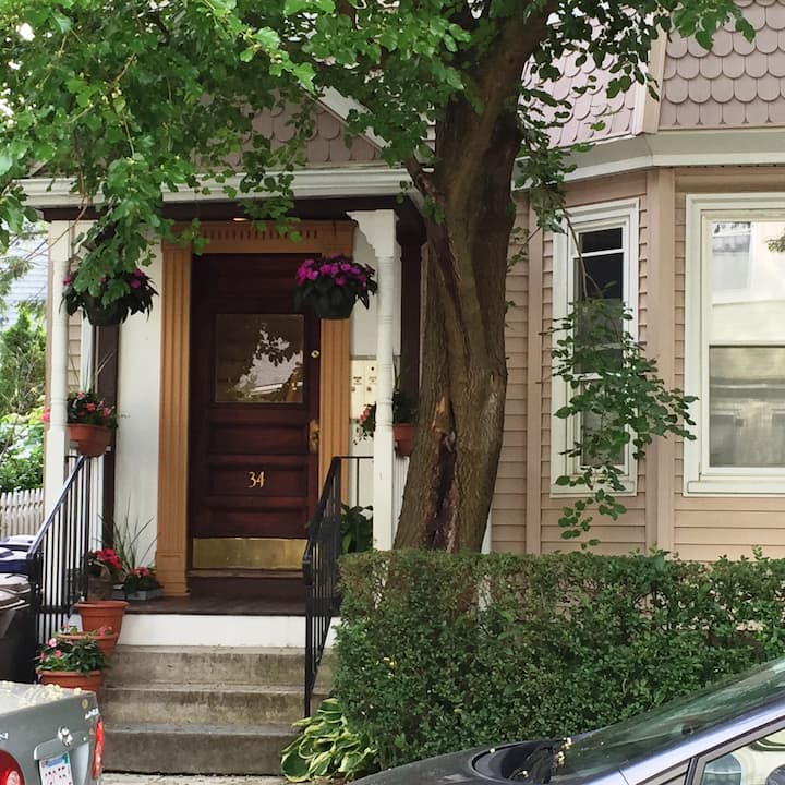 Exquisite Treetop Haven, Jp Center, Driveway! - Boston, MA