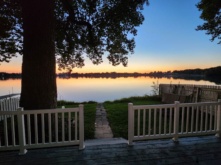 Sunset View Lake Cottage - Splash Universe, Shipshewana