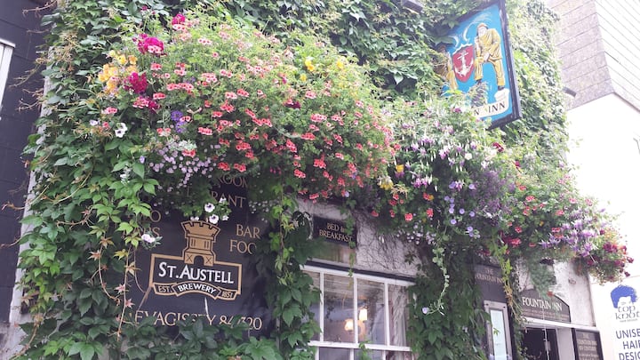 Kingsize,  Bedroom In Iconic 15th Century Pub - Mevagissey