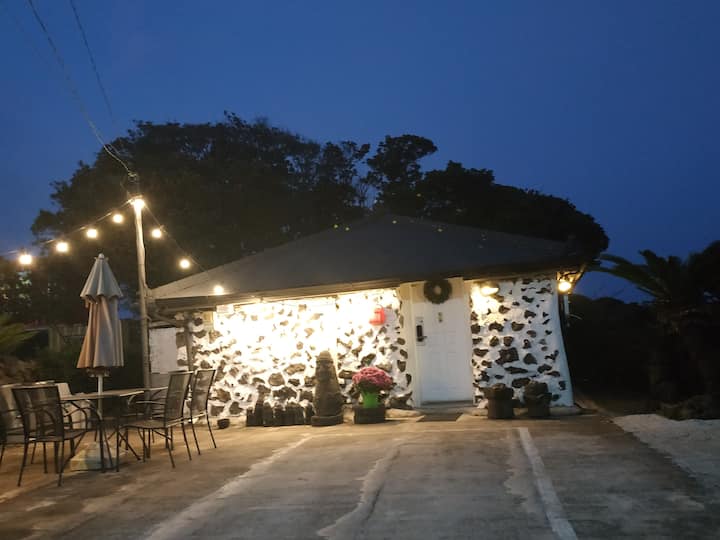 걸어서 1분 바닷가 제주돌집 독채 , 방 3개, 바다낚시 해루질 가능 - Jeju-si