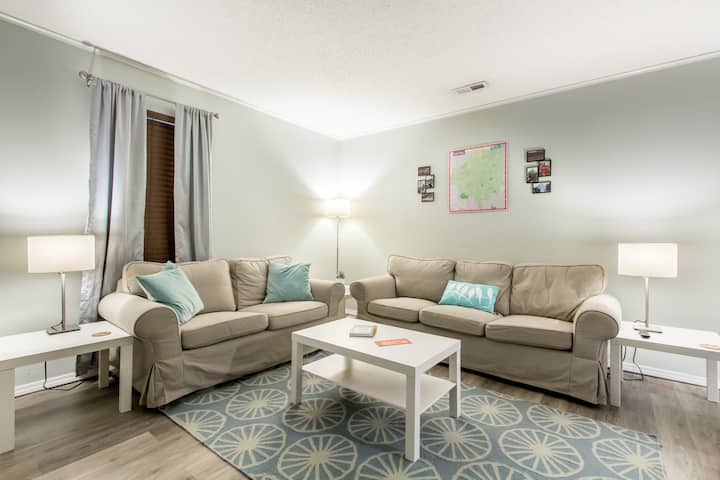 Relax & Recharge @ Nearby Nook! East Fay/wi-fi/wd! - Fayetteville, AR