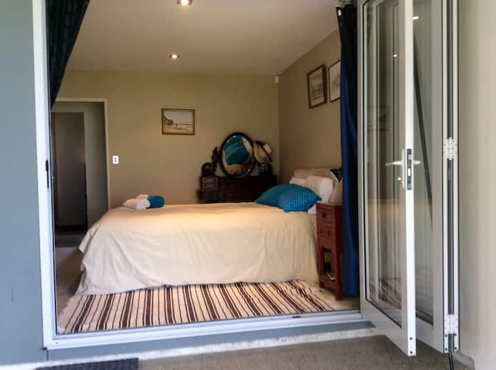 Waterfront Room + Private Courtyard - Waiheke Island