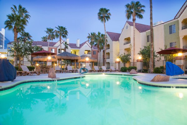 Holiday Inn Desert Club: 2-BR Deluxe, Sleep 6 - Condominiums for Rent ...