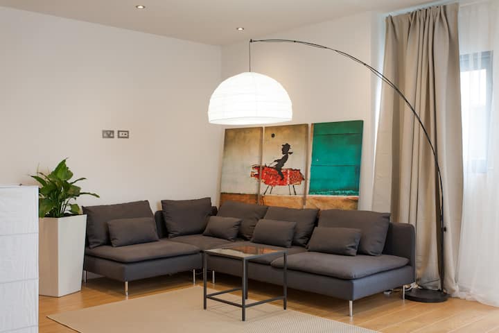 Modern Bedroom Next To Canary Wharf - London