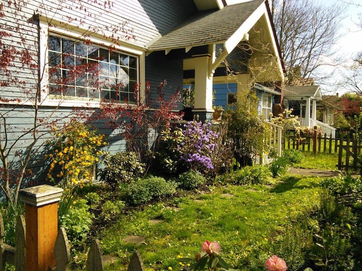 Urban Garden Retreat For Family Gatherings - Eugene, OR