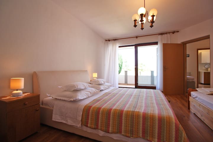 100m From The Beach & 3 Terraces - Pula