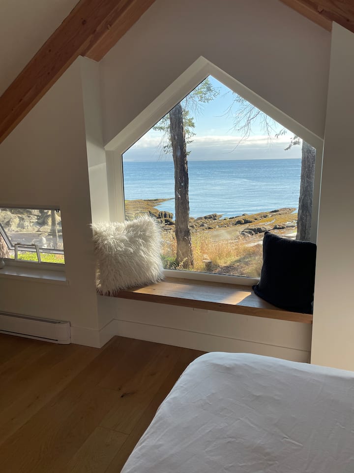 Salt Oceanfront Cottage! - Galiano Island