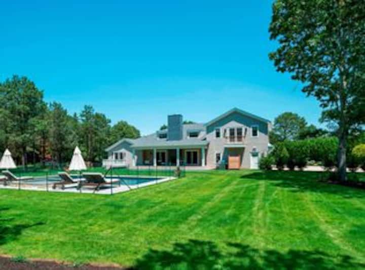 August Monthly: Hamptons 7 Bedroom: Family Retreat - Hampton Bays, NY