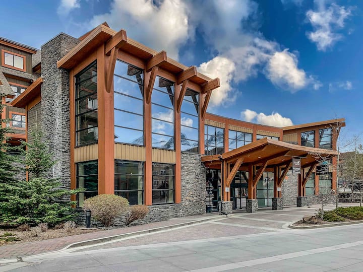 Five Star Canmore Luxury Condo/ Pool & Hot Tub - Canmore