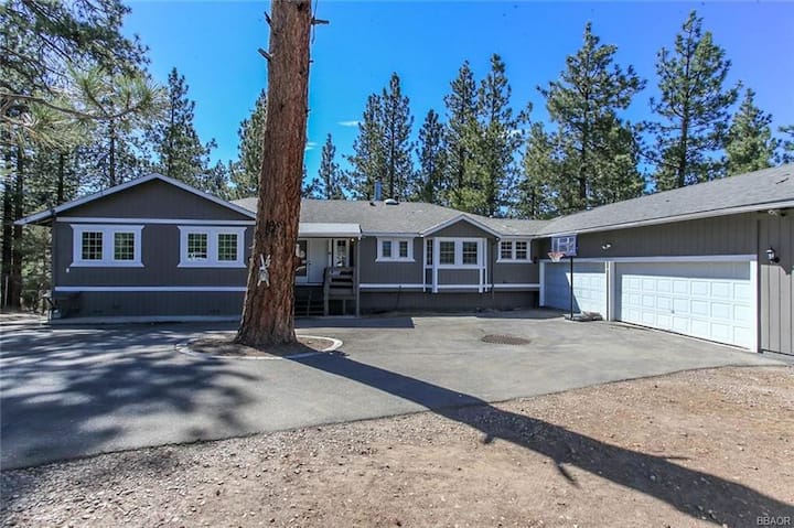 8 Br Cul De Sac Cabin W/5.5 Baths! Spa! Game Room! - Big Bear, CA