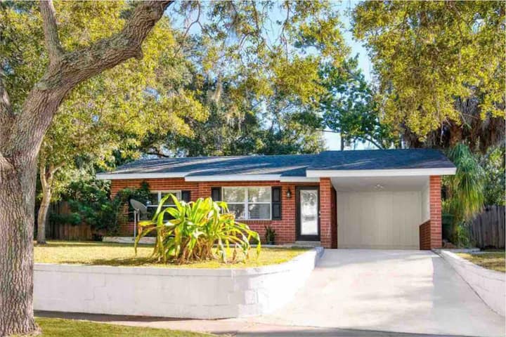 Sarasota Indian Beach House (Pet Friendly) - Sarasota, FL