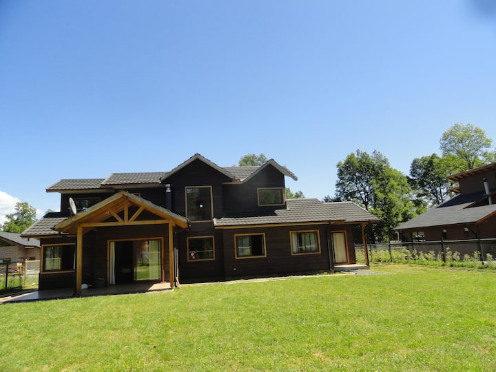 Preciosa Casa En Condominio, Con Vista Al Volcán. - Pucon