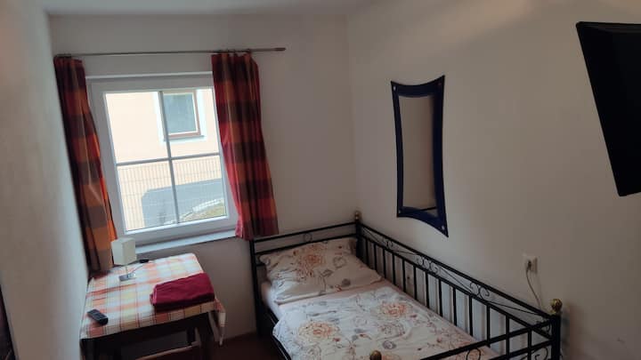 Schönes Einzelbett Privatzimmer Und Eigener Küche - Austria