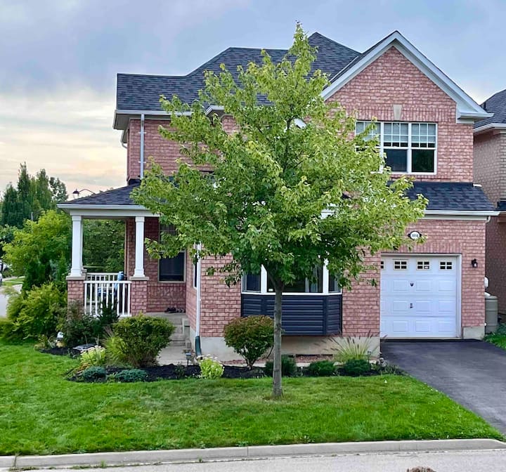 Urban Elegance: Detached 4br Home With King Suite - Burlington