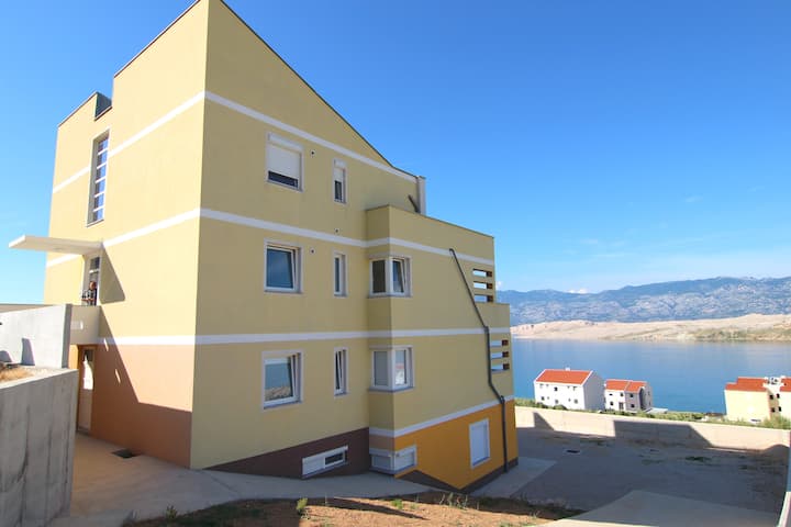 Apartment With Deluxe Terrace And Sea View - Karlobag