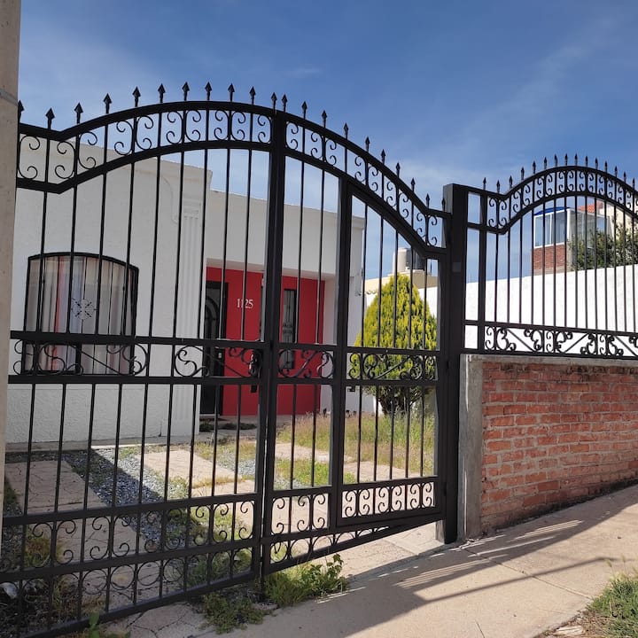 Casa Lili....

Agradable Vivienda De Muy Fácil Acceso En Una Zona Tranquila, A 10 Minutos Del Centro Histórico De Zacatecas Y 5 Minutos De La Central Camionera Con áReas Comerciales Y Recreativas En La Zona. - Zacatecas