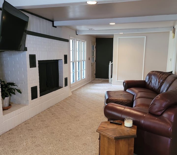 Spacious 3 Bedroom Carriage House - Kearney, NE