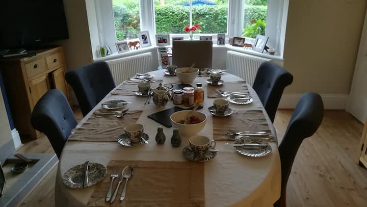 Elmsleigh Bed And Breakfast - Double Bedroom 1 - Hay-on-Wye