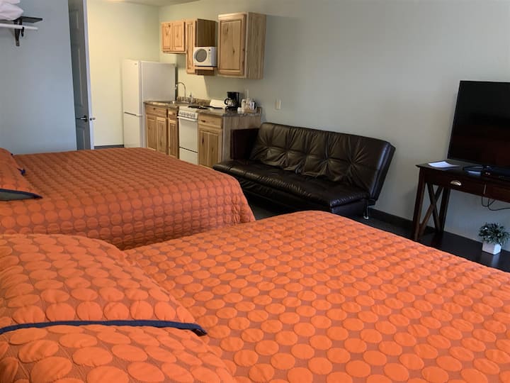 Golden Nuget Two Queen Beds, Futon & Kitchen - Keystone, SD