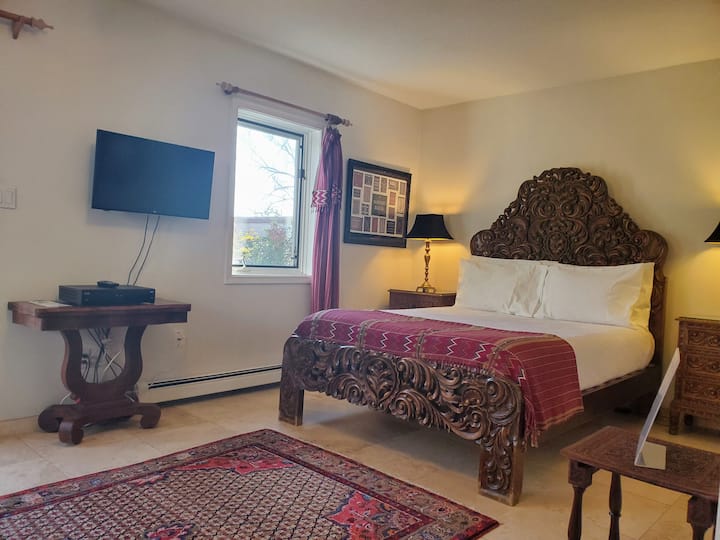 Casa Blanca Inn's Cozy Courtyard Queen Bed- Room - Farmington, NM