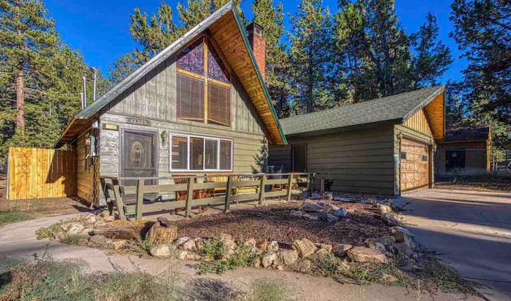 Moonridge Cabin W/ Hot Tub Blks To Ski/golf/zoo - Big Bear, CA